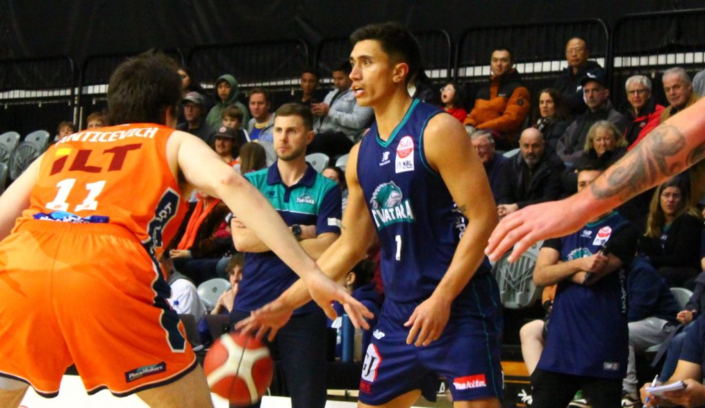 Fourth quarter comeback continues win streak - Auckland Tuatara Basketball